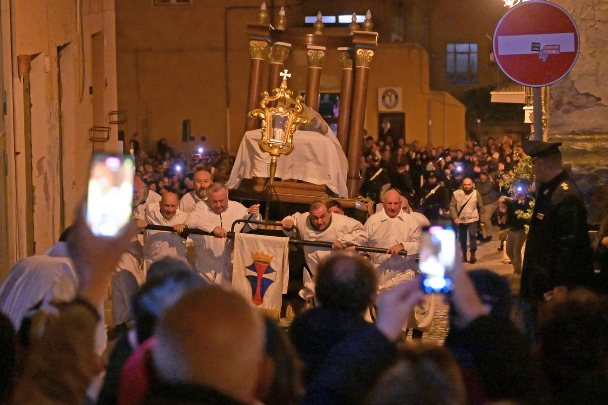 È il giorno della processione del Cristo Morto: figuranti al completo