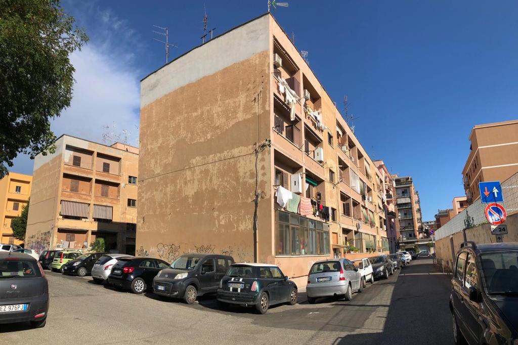 Distacco di intonaco, paura a via Betti