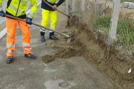 Focene, intervento di rimozione della sabbia e spazzamento stradale