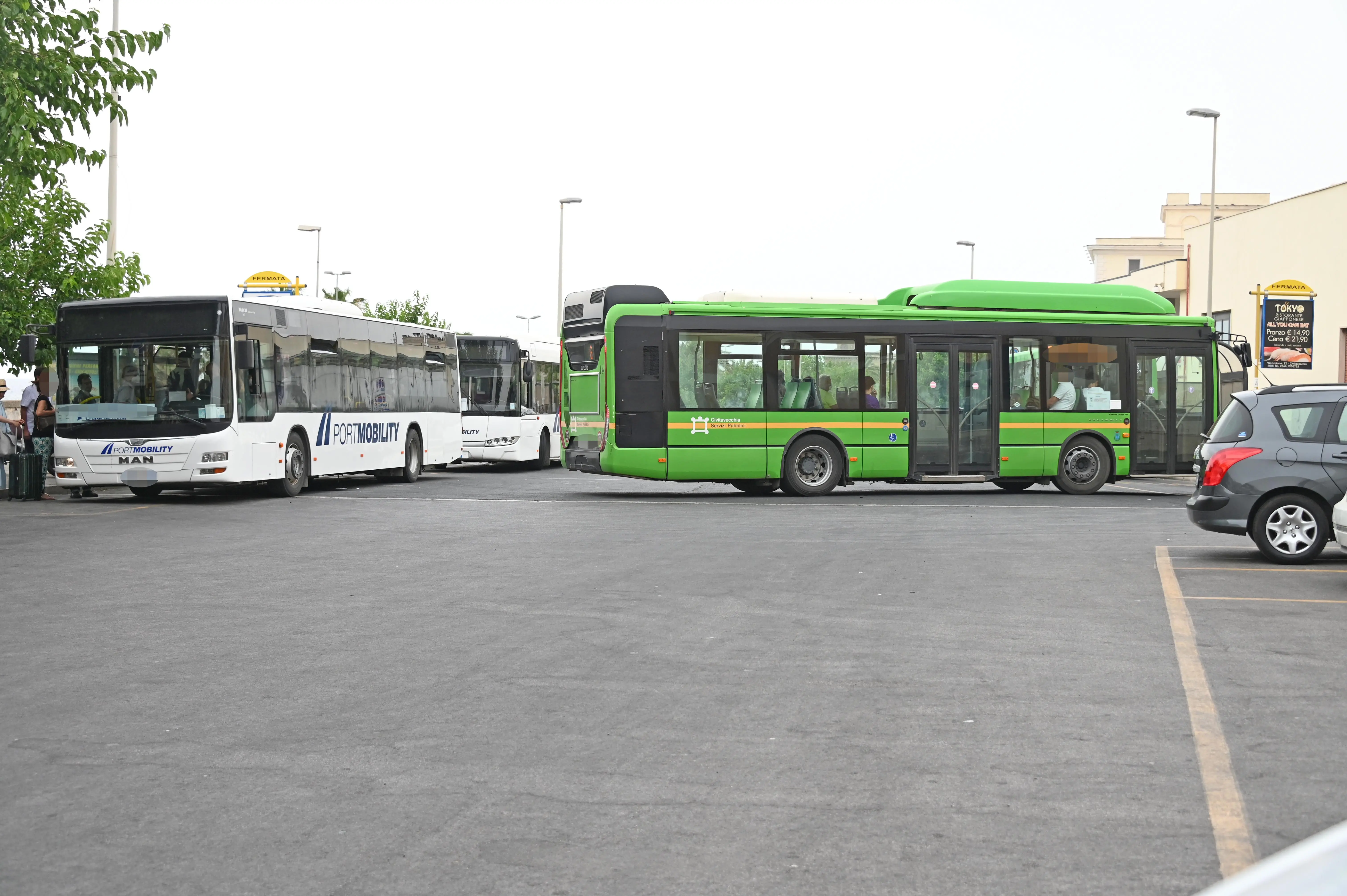 Grandi manovre degli autobus al piazzale della stazione ferroviaria