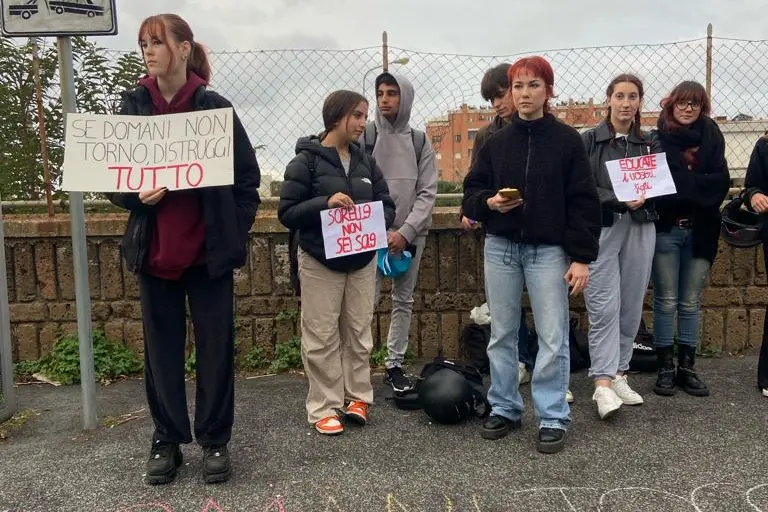 Femminicidi e violenza di genere: i ragazzi dicono basta Femminicidi e violenza di genere: i ragazzi dicono basta